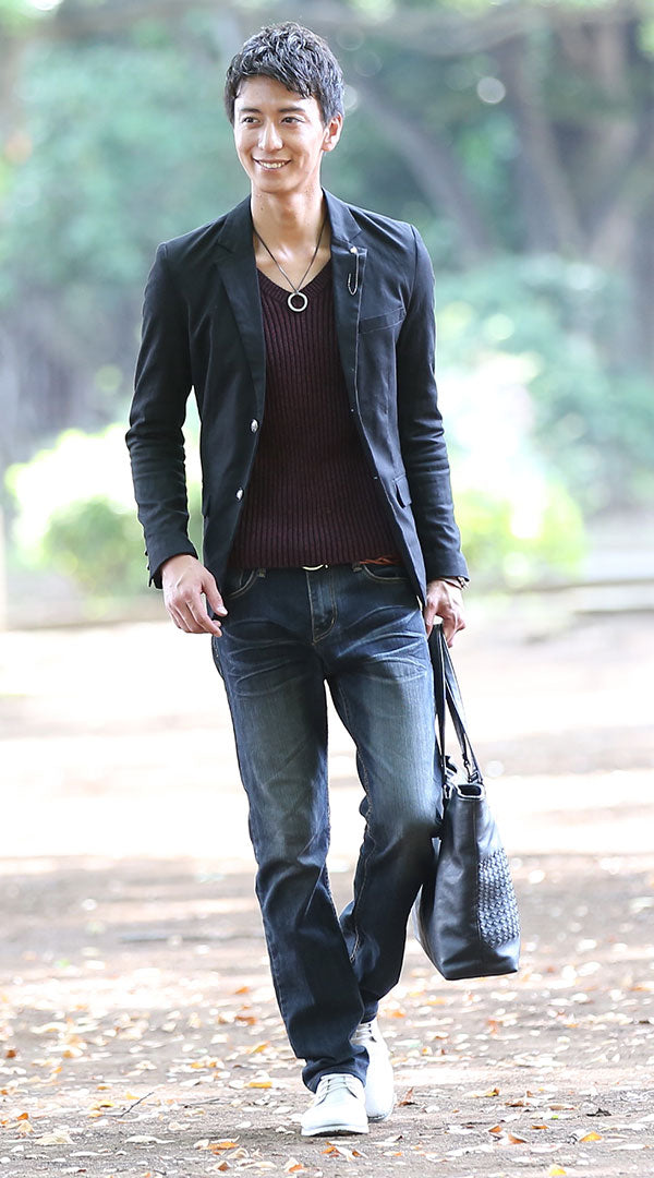 黒テーラードジャケット 黒長袖VネックTシャツ ダークブルーデニムパンツ グレーシューズ ｜ メンズファッション通販 MENZ-STYLE(メンズスタイル）