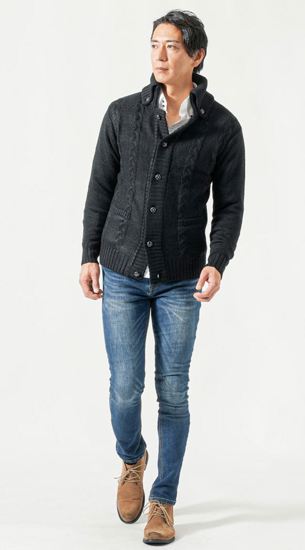 黒ニットアウター 白長袖シャツ ネイビーテーパードデニムパンツ ベージュチャッカブーツ メンズ コーデ 40代 50代 男性 人気 秋 春 に合う おすすめ 着こなし おしゃれ かっこいいの ...