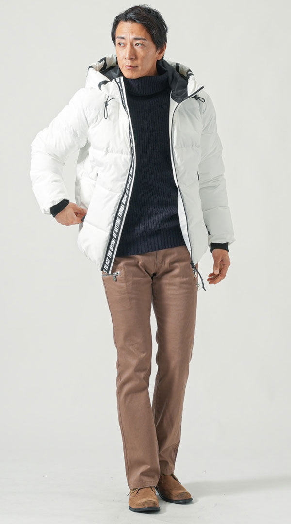 白中綿ダウンジャケット ネイビータートルネックニット ベージュチノパンツ ベージュチャッカブーツ メンズ コーデ 40代 50代 男性 人気 冬 に合う おすすめ 着こなし おしゃれ かっこ ...